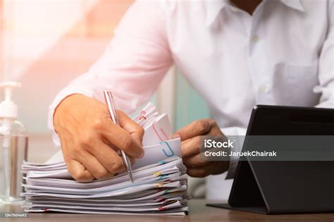 사무실에서 계약을 읽은 후 문서에 서명 하는 사업가 손으로 쓰기 서명 필기에 대한 스톡 사진 및 기타 이미지 서명 필기 페이지 책 경영자 Istock