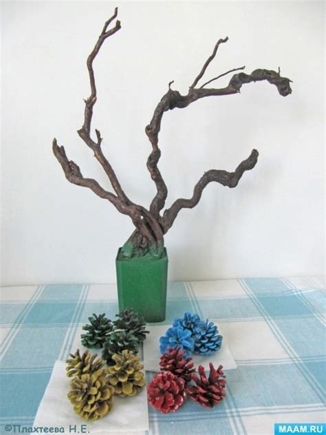 Композиция из крашенных сосновых шишек