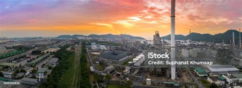 원유 정제 공장 강관 라인 및 굴뚝 및 냉각탑 화학 또는 석유 화학 공장 공장 발전소 일몰시 석유 화학 타워 탱크 산업 0명에 대한 스톡 사진 및 기타 이미지 Istock