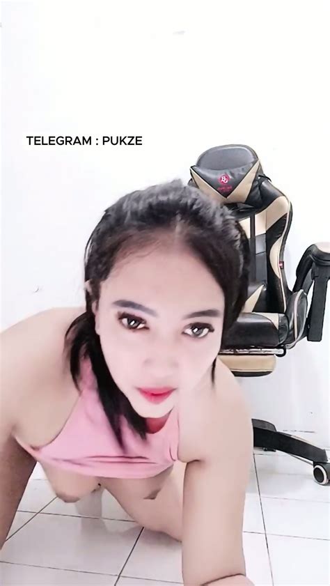 Vinna MILF Telanjang Dada Jepit Sepong