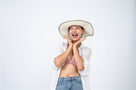 여름 옷과 비치 모자를 쓴 아름 다운 여자가 고립 된 흰색 배경에서 귀여운 포즈를 취하고 있습니다 25 29세에 대한 스톡 사진 및 기타 이미지 Istock