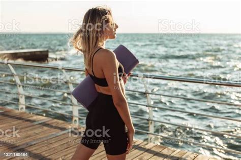 운동 하기 전에 아침 해변에서 일출에 요가 매트를 들고 젊은 슬림 맞는 여자 필라테스에 대한 스톡 사진 및 기타 이미지 필라테스 해변 바다 Istock