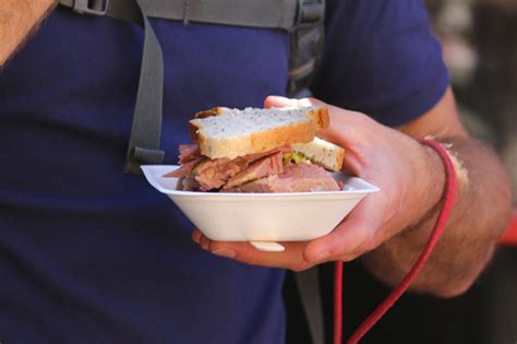 샐러드 양파 겨자 드레싱과 바베큐 길거리 음식 시장에서 외부 먹는 얇게 썬 흰 빵에 수제 테이크 아웃 그릴 스테이크 샌드위치 레시피의 이미지 손에 개최 폴리스티렌 용기에