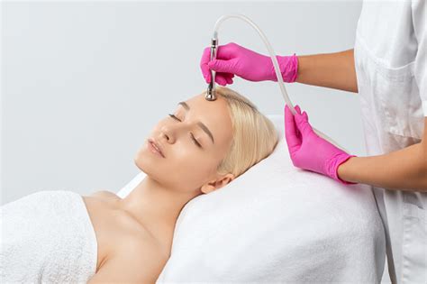 미용실에서 미용실에서 아름다운 소녀의 얼굴 피부의 미세 피부 절차를 만드는 미용사 미용학과 전문 스킨 케어 18 19세에 대한 스톡 사진 및 기타 이미지 Istock