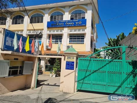 Nam Sinh L P T M Y Quay L N Trong Nh V Sinh N