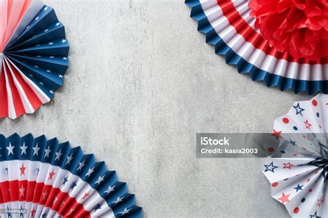 7 월 4 일 배경 미국 종이 팬 빨강 파랑 흰색 별 회색 오래된 콘크리트 벽 배경에 색종이 조각 행복한 노동절 독립 기념일 대통령의 날 미국 국기 색상입니다 모형 0명에