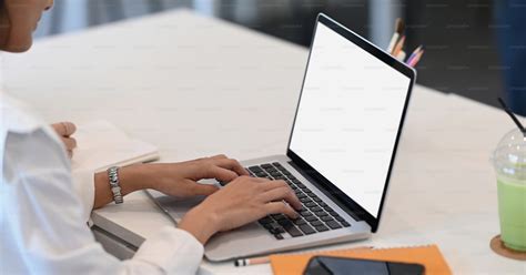 카페에서 컴퓨터 노트북으로 일하는 젊은 여성 기업가 사진 Unsplash의 태국 이미지