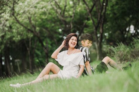 Feliz Pareja Lgbt Asi Tica De Lesbianas Pas Ndola Bien En El Parque Imagen De Archivo Imagen