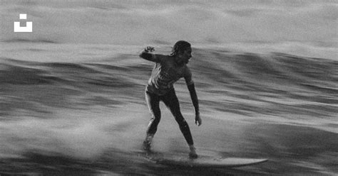 바다에서 파도를 타고 서핑 보드를 타는 사람 사진 Unsplash의 무료 포르투갈 이미지