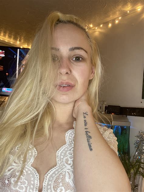 How Fuckable Are My Big Juicy Lips Scrolller