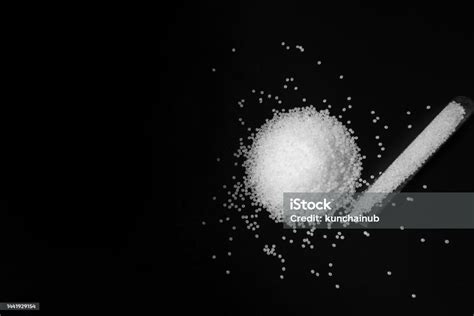 고분자 화학 산업에서 플라스틱의 고분자 원료로 사용되는 백색 플라스틱 폴리머 석유 화학 제품 고분자 과학 실험실의 엔지니어에 의한 설계 및 테스트 과립에 대한 스톡 사진 및