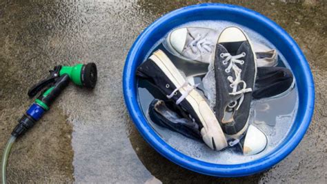 ფეხსაცმლის ძირები თეთრი იდეალურად სუფთა და ქათქათა იქნება თუ უმარტივეს ხრიკებს მიმართავთ