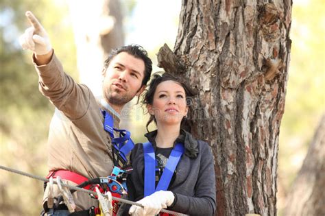 帮助高清图片 户外探险情侣装备齐全 户外探险情侣装备齐全图片免费下载 5149367037 千图网pro