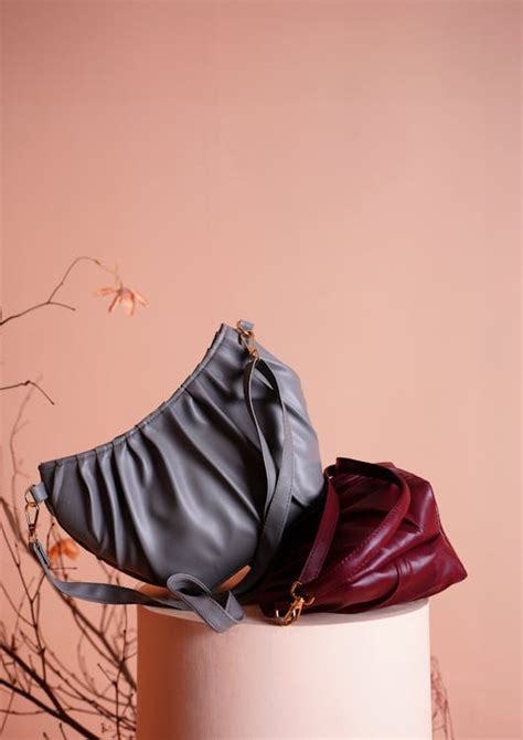 가방 가죽 고급 가방 고급 패션 디자이너 핸드백 라호르 매우 복잡한 미니멀리스트 부드러운 조명 브랜딩 빨간 소매 샷 수직 쐈어 스타일리시한 스튜디오