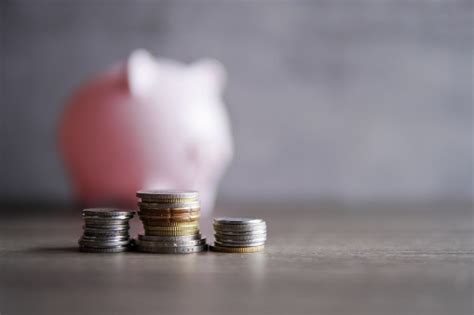 동전과 돼지 저금통의 선택적 초점 이미지 텍스트 복사 공간 0명에 대한 스톡 사진 및 기타 이미지 0명 가계 개념 Istock