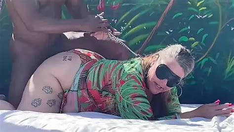 凯瑟琳骑士穿绿色和白色看起来很棒 Xhamster