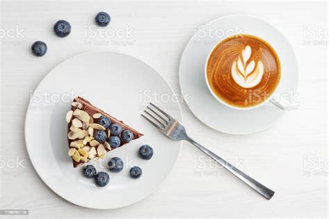 커피 카푸치노와 블루베리와 아몬드 슬라이스를 곁들인 홈메이드 초콜릿 치즈케이크한 잔 맨 위 보기 바로 위에 대한 스톡 사진 및 기타 이미지 Istock