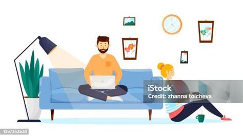 프리랜서 젊은 여성과 거실에서 노트북과 집에서 일하는 남자 소파 식물 사진 램프 시계 아파트 인테리어 홈 오피스 홈 벡터