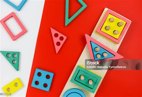 빨간색 파란색 배경에 여러 가지 빛깔의 나무 블록 트렌디 한 퍼즐 장난감 기하학적 모양 사각형 원 삼각형 사각형 유치원 유치원 또는 보육원을위한 교육 장난감 학교로 돌아가기