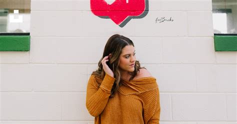 갈색 터틀넥 스웨터를 입은 여자가 손으로 얼굴을 가리고 있습니다 사진 Unsplash의 무료 내 쉬 빌 이미지