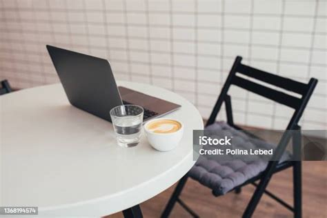 흰색 테이블에 신선한 커피 카푸치노와 노트북을 곁들인 컵 0명에 대한 스톡 사진 및 기타 이미지 0명 개념 공란 Istock