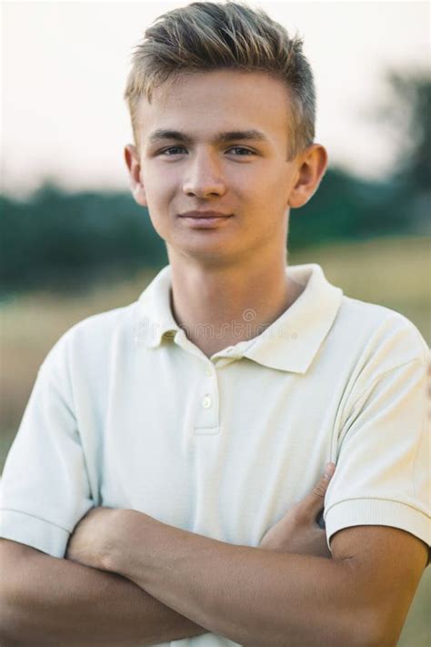 De Zomerportret Van Een Sportieve Jonge Mens Een Tiener Op Een Gebied Bij Aard Het Glimlachen