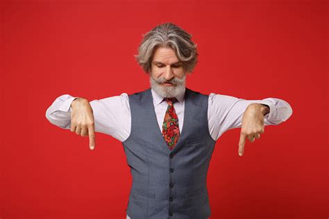 클래식 셔츠 조끼를 입은 노인 회색 머리콧수염수염이 있는 남자와 스튜디오의 빨간 벽 배경에 고립된 화려한 넥타이 사람들 라이프 스타일 개념 복사 공간을 모의합니다 아래로