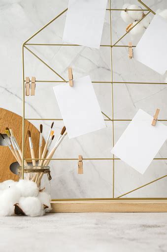 카드와 포스터는 그리드 보드에 업을 조롱 공간을 복사합니다 디자이너 힙스터 화가 사무실 테이블 장식 홈 오피스 데스크탑 프리랜서