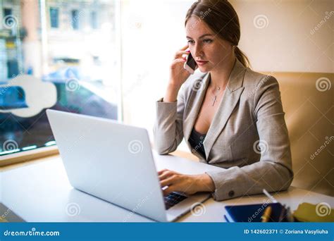 Redactor De Sexo Femenino Que Tiene Conversaci N Del Tel Fono M Vil Imagen De Archivo Imagen