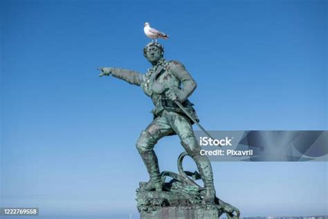머리에 갈매기와 세인트 말로에서 해적 Surcouf의 동상 프랑스 조각상에 대한 스톡 사진 및 기타 이미지 조각상 Robert Surcouf 건축 Istock