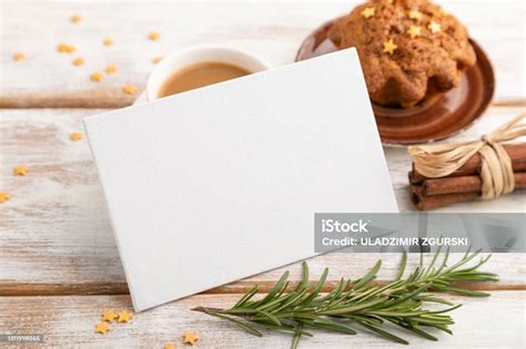 흰색 나무 배경에 커피와 케이크 한 잔과 백서 명함 모형 빈 측면 보기 정물 0명에 대한 스톡 사진 및 기타 이미지 0명 개념 개인 장식품 Istock