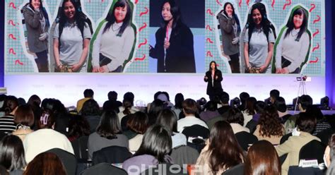 포토 강연하는 내추럴사이즈 모델 치도