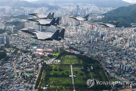 한국 F 15k·프랑스 라팔 부산 유엔기념공원 상공 추모 비행 파이낸셜뉴스