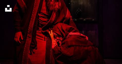 빨간 가운을 입은 남자가 의자에 앉아 있습니다 사진 Unsplash의 무료 극장 좌석 이미지