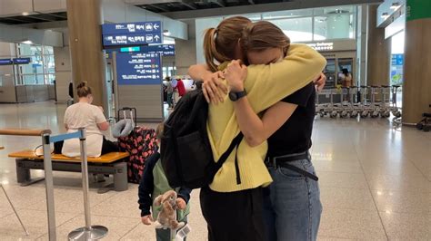 전쟁에서 피난중인 쌍둥이언니를 3년만에 만난 우크라이나 아내 Youtube
