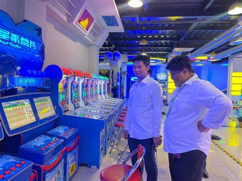 អាជ្ញាធរខណ្ឌចំការមន ចុះត្រួតពិនិត្យទីតាំង មជ្ឈមណ្ឌល កម្សាន្ត ឃូលរីមិច