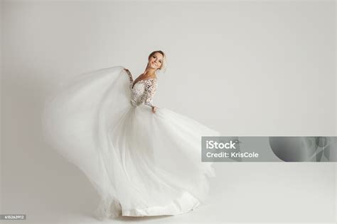 긴 전체 스커트와 웨딩 드레스에 아름다운 매력적인 신부 개인 장식품에 대한 스톡 사진 및 기타 이미지 개인 장식품 결혼식 경외감 Istock