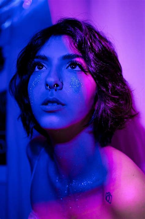 글램 룩 네온 불빛 대조되는 색 대체 스타일 독특한 스타일 모던 뷰티 몽환적인 표현 미래적인 모습 미래파 반짝이 메이크업 반짝이는 피부 보라색 조명