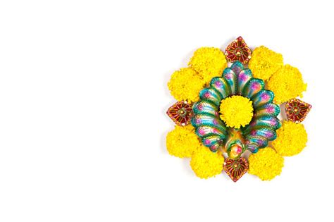 해피 디왈리 디파발리 빛 축제 축제 동안 점토 디야 램프 조명 흰색 배경에 다채로운 전통적인 오일 램프 Diya 텍스트의 공간을 복사합니다 0명에 대한 스톡 사진 및 기타