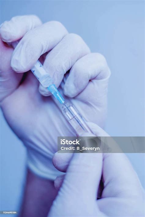 Foto De Médico Luvas Mão Descartar Medicamento Insullin Agulha Seringa Conceito De Vacina Contra