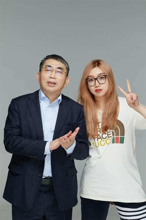 星阵围棋 棋圣聂卫平迎69岁生日 晒与爱女菲菲合照