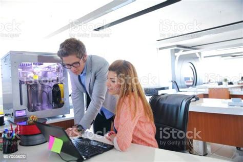 3d 프린터와 함께 작업 하는 두 디자이너 3차원 형태에 대한 스톡 사진 및 기타 이미지 3차원 형태 필라멘트 20 29세 Istock