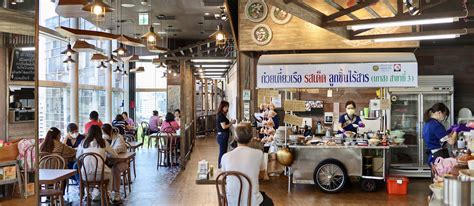 Rather 面感光滑卻帶有空氣感的挺度 可調節八分袖與腰間雙排耳設計 可多用途穿法當襯衫式洋裝或是遮陽罩衫 繫上腰帶更顯女性腰身打造良好比例。 ｜光滑硬挺長外套｜