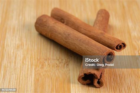 계피는 나무 배경에 붙어 있습니다 향기로운 계피 조미료 클로즈업 계피와 향신료 음식 요리 비디오 개념입니다 따뜻한 와인 Mulled 와인 재료 가루로 빻은에 대한 스톡 사진