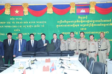 នាយឧត្តមសេនីយ៍ សន្តិបណ្ឌិត នេត សាវឿន អគ្គស្នងការនគរបាលជាតិ