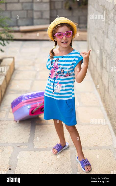 Une Fille Avec Une Valise Un Chapeau Et Des Lunettes De Soleil Est En