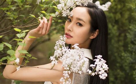 不好意思霍总粉丝们都在说我对你死缠烂打请离我远些 霍总当即表示各位请勿乱传谣言