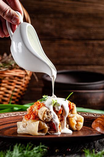 우크라이나어 요리 사워 크림과 박제 양배추 롤 점토 접시에 접시를 제공 사워 크림을 위에 붓습니다 배경 이미지 복사 공간 텍스트 건강한 생활방식에 대한 스톡 사진 및 기타