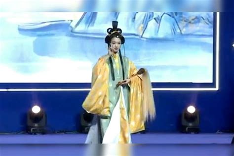 正式上台走秀来噜浅露一下耍拂尘的才艺 国风盛典 汉服