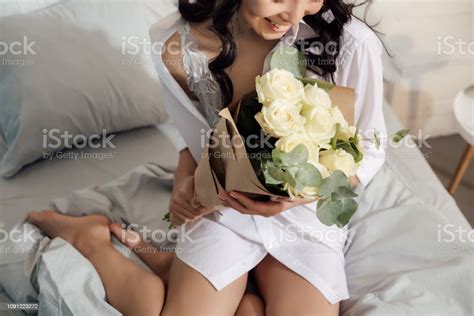 장미 꽃다발과 함께 침대에 앉아 흰 셔츠에 행복 한 젊은 여자의 총을 자른 꽃 식물에 대한 스톡 사진 및 기타 이미지 꽃 식물 미소 부분의 Istock